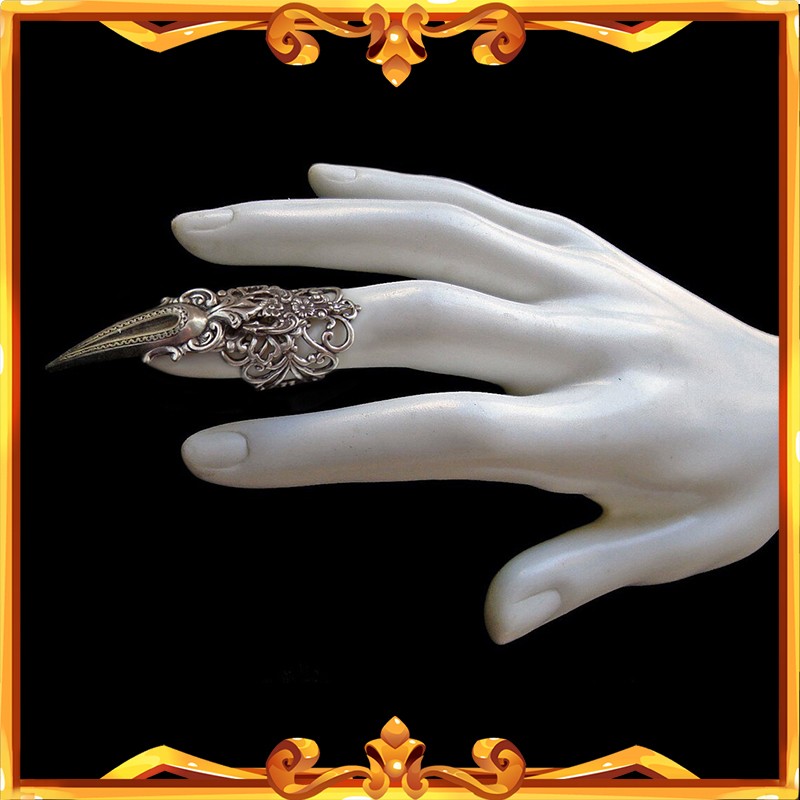 Looking for a must-have piece of gothic jewelry ? Try the Claw Ring