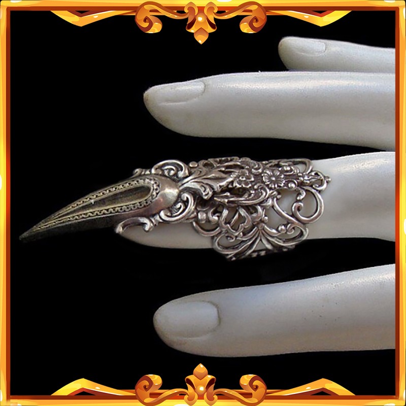 Looking for a must-have piece of gothic jewelry ? Try the Claw Ring