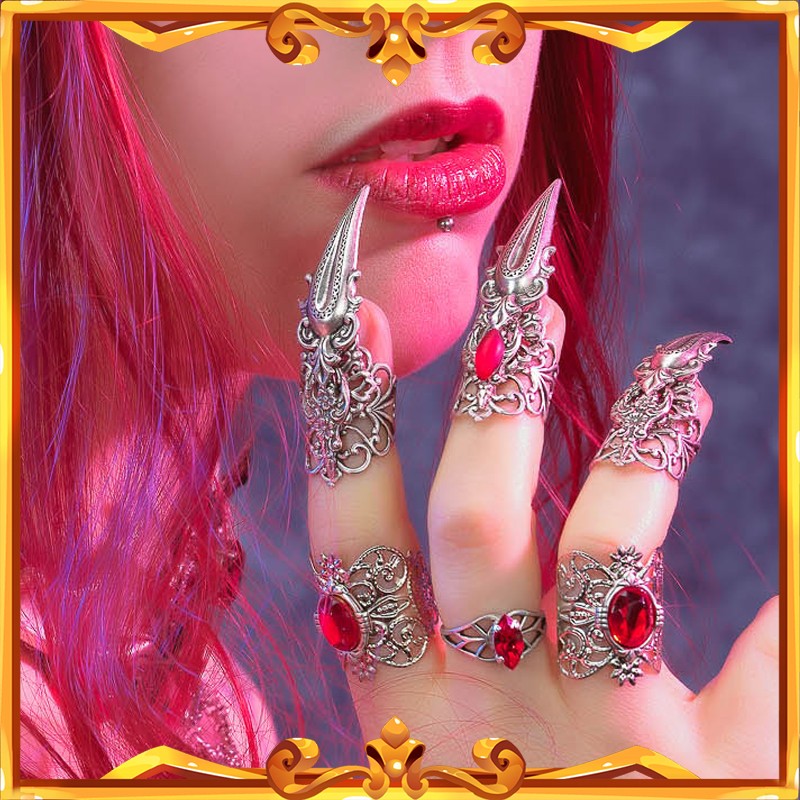 Looking for a must-have piece of gothic jewelry ? Try the Claw Ring